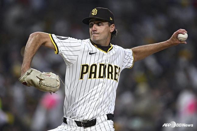 KBO 평정했던 꽃미남 외인, ML 커리어 첫 승 달성! '최동원상' 빛냈다 | 스타뉴스