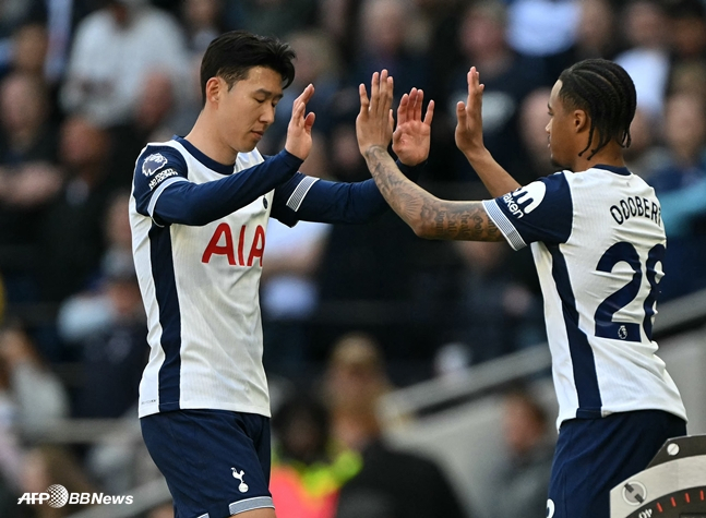 교체에 고개 떨군 SON, 평점도 평범 "첫 골 기여→UEL 염두 교체" | 스타뉴스