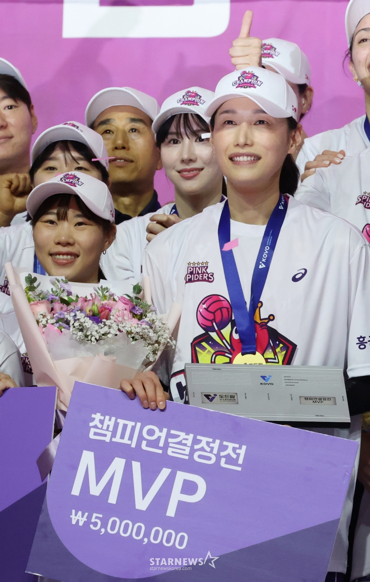[포토] 김연경 '만장일치 MVP' | 스타뉴스