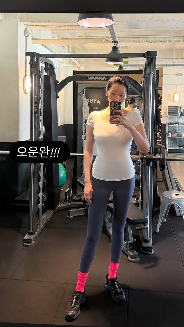 장윤주, 46세 173cm 톱모델의 오운완 인증샷..완벽한 S라인 | 스타뉴스