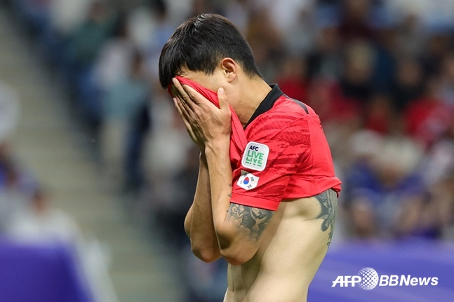 '충격' 김민재 혹사, 선수협도 경고 "이동 거리 무려 7만 4000km"... 부상 세 군데인데 '지구 한 바퀴 더 돌았다' | 스타뉴스