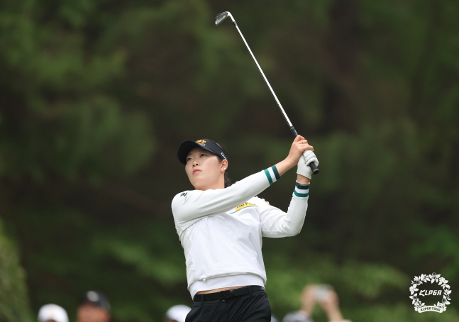 '553일 기다린 우승' 장타 여왕 방신실, 최장거리 가야CC서 통산 3승 달성... 문정민 홀인원 '고급 침대' 수확 [KLPGA] | 스타뉴스