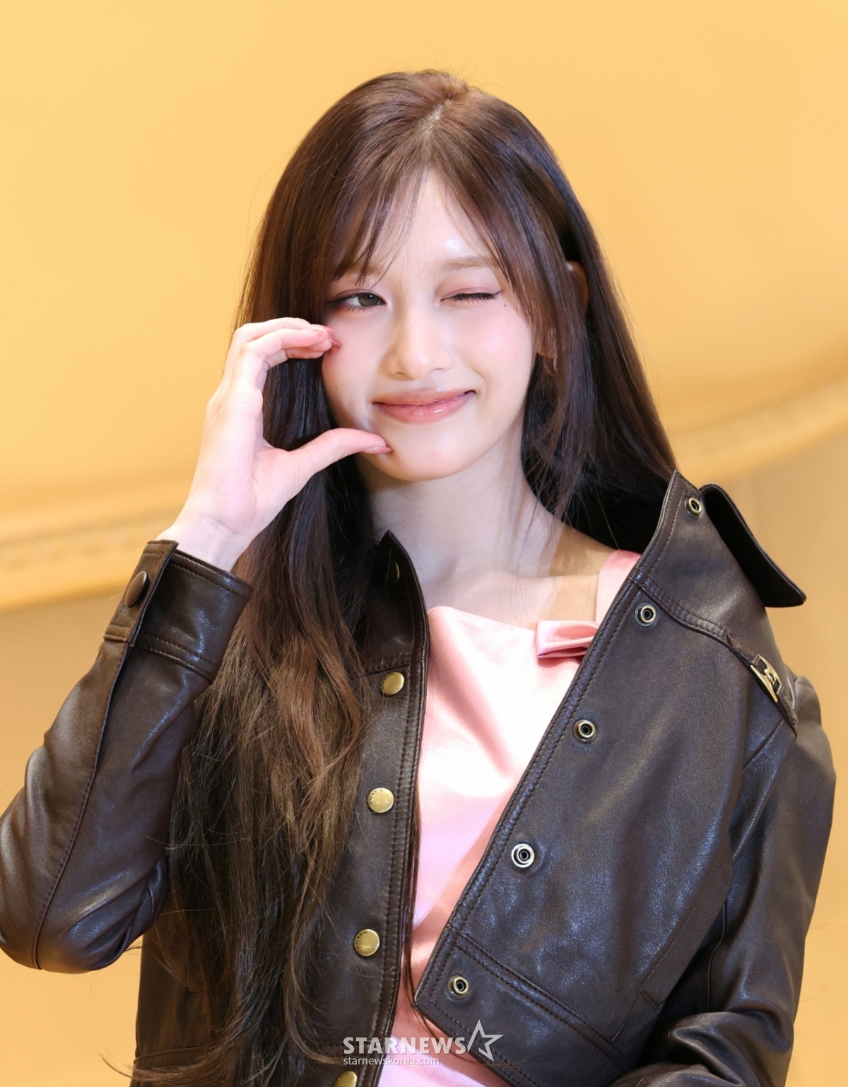 아이브 이서, '인기가요' MC 1주년 "응원해 준 다이브, 고맙고 사랑해" | 스타뉴스