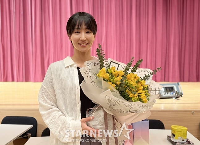 "이 멤버와 더는 못 뛰는구나..." 다가온 이별에 눈물 펑펑, 'BNK 우승주역' 사키 내년에 볼 수 있나 | 스타뉴스