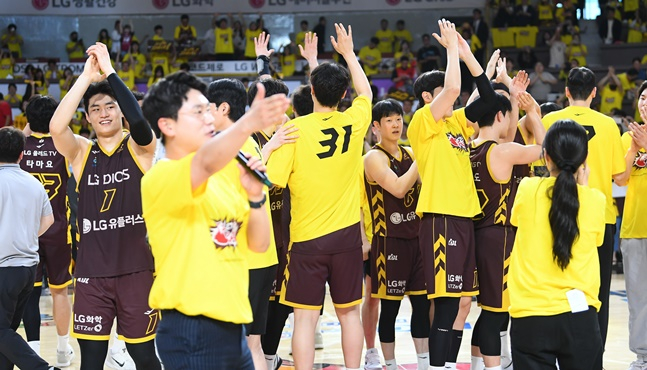 '형제 감독 대결' 싱겁게 끝나나, LG 파죽의 2연승→11년 만의 챔프전까지 '단 1승' 남았다 [KBL 4강PO] | 스타뉴스