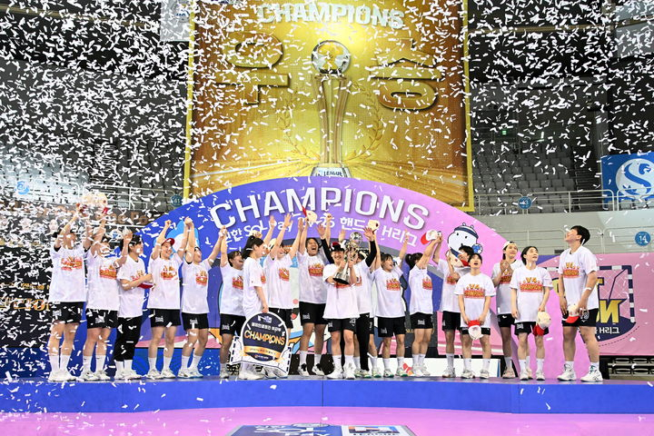 SK, 핸드볼 H리그 여자부 챔피언결정전서 삼척시청 제압 '2년 연속 통합우승'... 챔프전 MVP 박조은 | 스타뉴스
