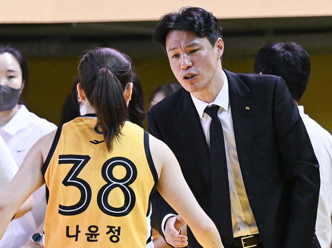 원주 DB, 'WKBL 10년 경력 베테랑' 진경석 코치 선임 "감독-선수 가교역할 기대" | 스타뉴스