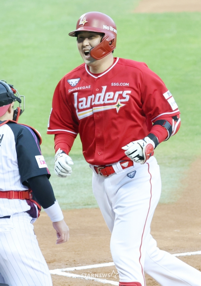 '최정 복귀타석 투런포' SSG, LG 5연패 몰아넣었다!→'경엽볼도 무소용' 산발 6안타 1득점 빈공 [잠실 현장리뷰] | 스타뉴스