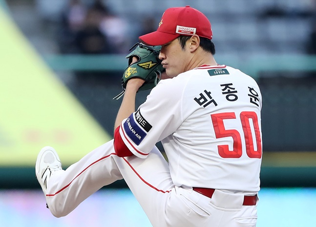 '19이닝 18볼넷→ERA 7.11' SSG 잠수함 끝내 1군 말소, 열흘 지나도 바로 못 올라온다 [부산 현장] | 스타뉴스