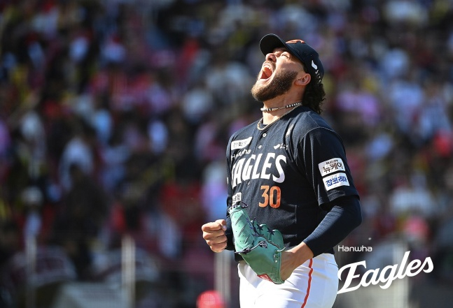 [오피셜] 18년 만의 한화 단독 1위 '주역' 폰세, KBO 3~4월 최고의 선수 선정! 구단 외인 최초 월간 MVP 기록 세웠다 | 스타뉴스