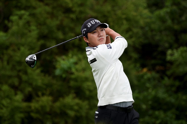 '버디머신' 옥태훈, '제주 바람도 뚫었다'... KPGA 클래식 단독 선두 질주 [서귀포 현장리뷰] | 스타뉴스