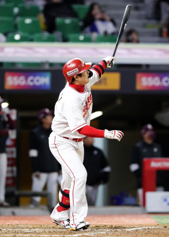 'SSG랜더스 꽉 찼다' 최정 韓 최초 500홈런 나올까, 상대는 리그 최강 KIA 네일... 시즌 5번째 매진 | 스타뉴스