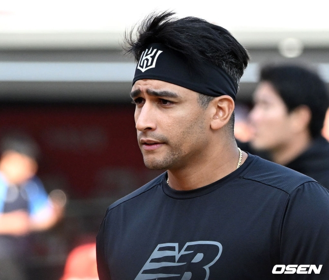 '9G 중 무실점이 한 번뿐' KBO 장수 외인 심상치 않다, 규정 이닝 선발 ERA도 꼴찌에서 4번째 | 스타뉴스