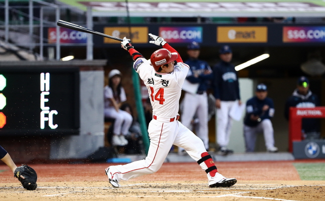 '최정 韓 최초 500홈런'→SSG 타선은 '약속의 8회' 역전극, NC 8연승 막았다 [인천 현장리뷰] | 스타뉴스