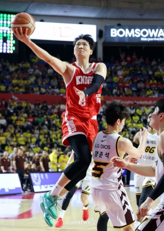 정규리그 MVP 돌아왔구나! 안영준 "한 번만 이기면 잠실 컴백... 7년 전보다 분위기 좋다" KBL 최초 7차전 역스윕 자신 [잠실 현장] | 스타뉴스