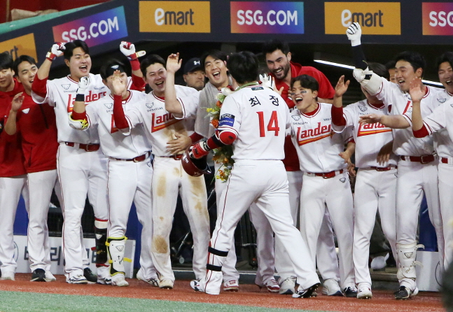 "어떻게든 이겨야 한다" 최정 500홈런의 순간, SSG는 필승 의지를 다졌다 [인천 현장] | 스타뉴스
