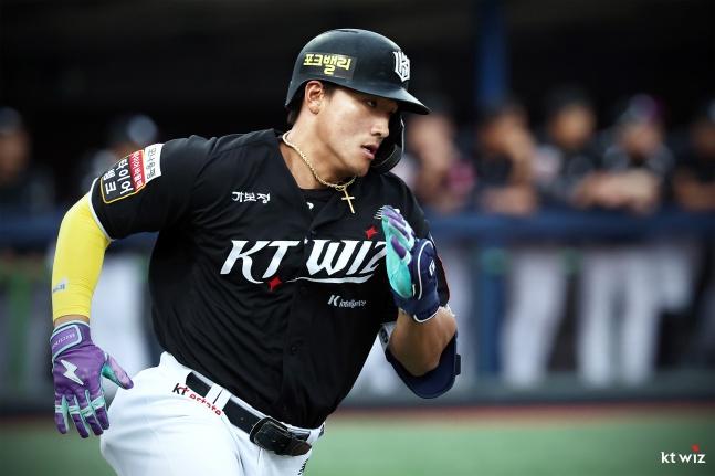 '비거리 134m' 안현민 또 괴력 '시즌 7호'... KT, LG에 12-4 승리! 박민석 데뷔 첫 4안타 폭발 [잠실 DH1 현장리뷰] | 스타뉴스