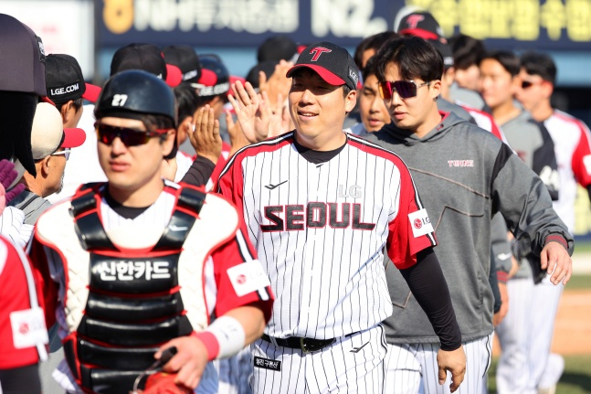 주전 3명 충격 이탈에도 잘 버텼다! LG, 46G 만에 30승 선착... 'DH 2연패 아픔' 치리노스가 지웠다 | 스타뉴스