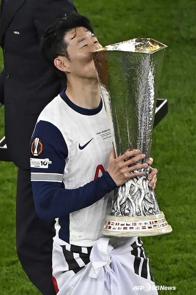 대한민국 SON입니다! 태극기 두르고 '뜨거운 눈물' 손흥민, 토트넘 대표로 UEL 우승컵 '입맞춤'... 토트넘, 맨유에 1-0 승리 | 스타뉴스