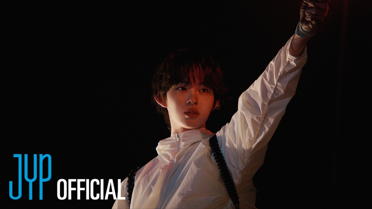 '첫 컴백 D-4' JYP 신예 킥플립, 압도적 퍼포먼스..신곡 'FREEZE' MV 티저 | 스타뉴스