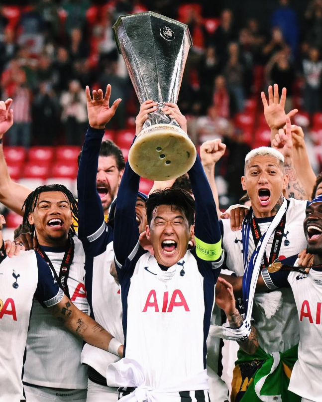 'UEFA 황당 실수 탓' 손흥민 역사적 순간 우승 메달 '못 받았다'... 시상식 뒤에야 겨우 수령 | 스타뉴스