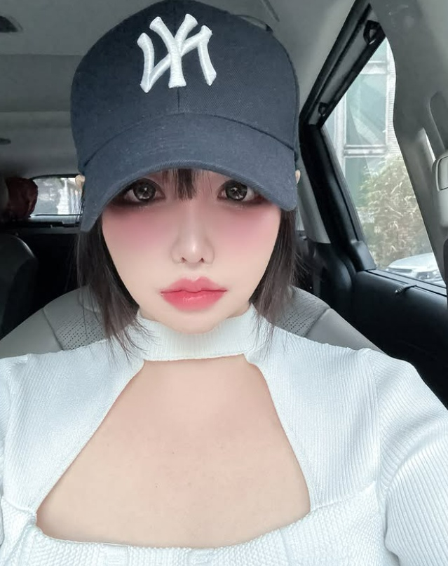 '-11kg' 박봄, 볼살 실종한 '노필터 셀카'.."2NE1 모임 가는중♥" - 스타뉴스