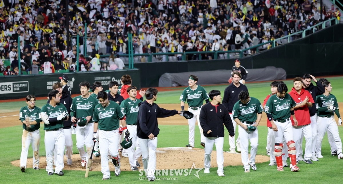 [포토] '한유섬 끝내기' 승리자축SSG | 스타뉴스