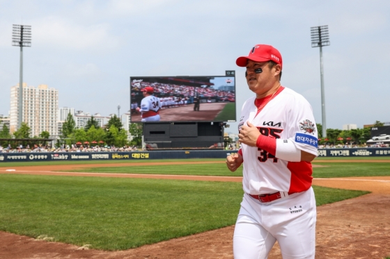 '또 FA 대박 터지나' KIA 최형우 韓 역대 3번째 대기록 눈앞 '무려 10G 타율 0.486 대활약' - 스타뉴스