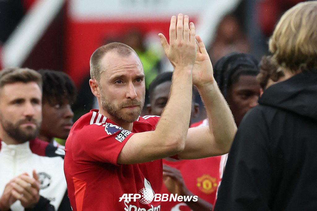 '기적의 사나이' 에릭센, 맨유·EPL 고별전도 감동이었다... 주장이 PK 양보→'굿바이 골' | 스타뉴스