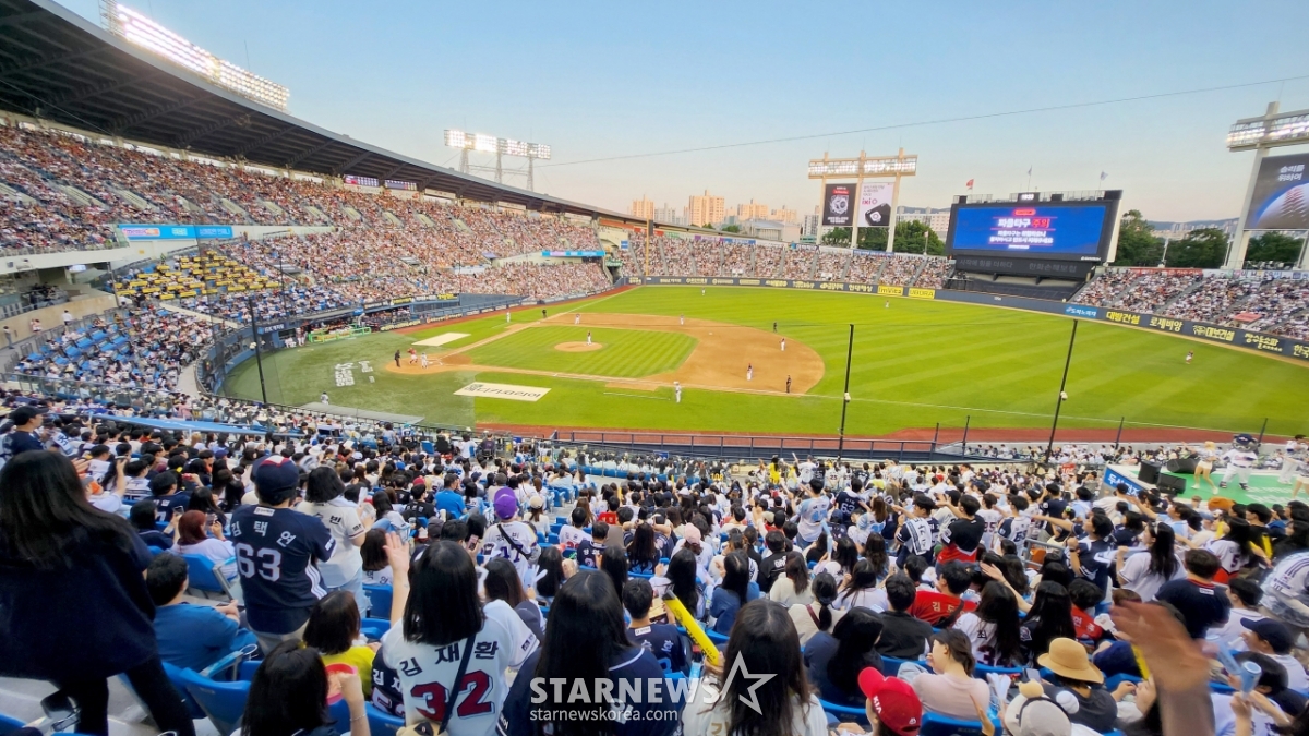 [포토] 잠실 만원, KBO 500만 관중 돌파 - 스타뉴스