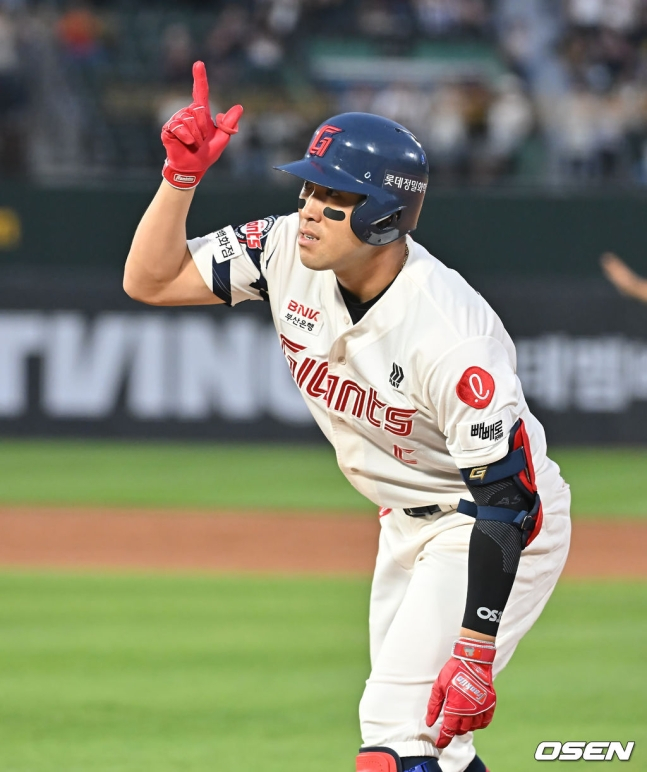 전준우 마침내 2000안타 고지 점령, '18년 롯데 원클럽맨' 역사 썼다! KBO 20번째+우타자 8번째+대졸 6번째 기록 [부산 현장] | 스타뉴스