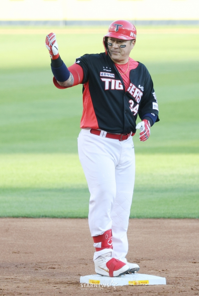 [오피셜] KIA 최형우 KBO 5월 월간 MVP 선정! 무려 8년만 '역대 최다-최고령 수상' 위엄 | 스타뉴스