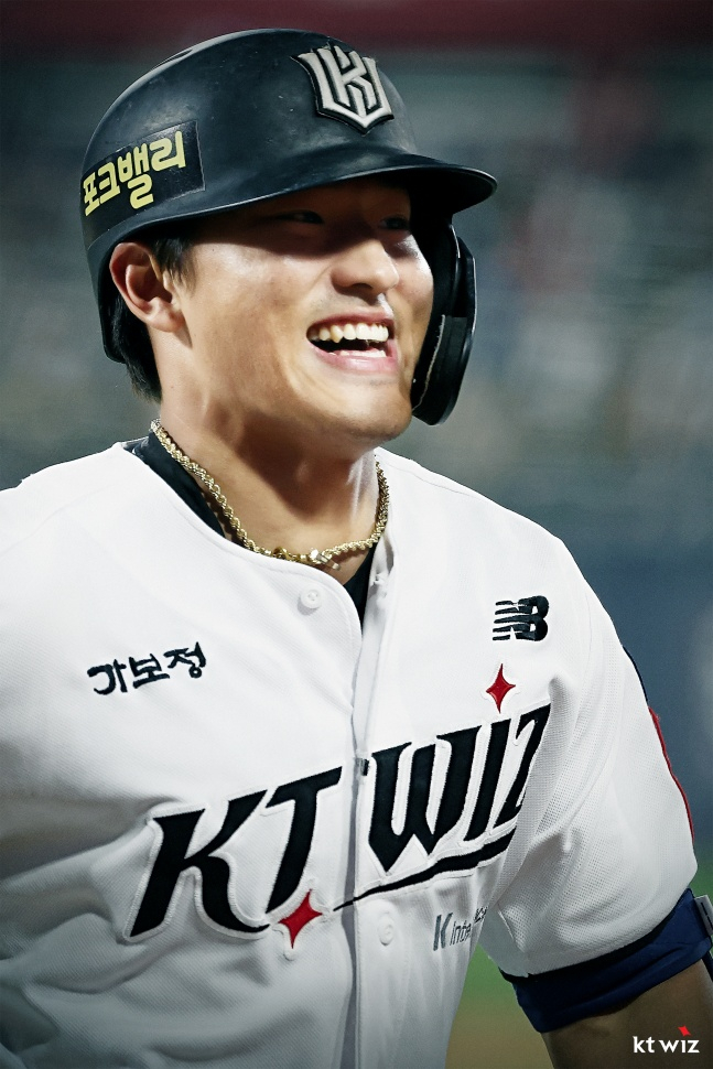 한달 활약으로 21만 표 휩쓸다니... KBO 팬 홀린 마법사, 강백호-로하스 말고 또 있다 | 스타뉴스