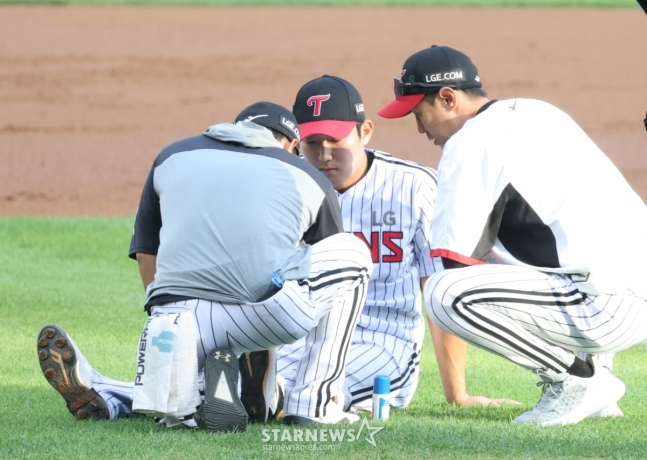 '1위답지 않았다' LG, SSG에 2-6 완패... 10출루 2득점 빈공에 황당 수비까지 '이길 수가 없네' [잠실 현장리뷰] | 스타뉴스