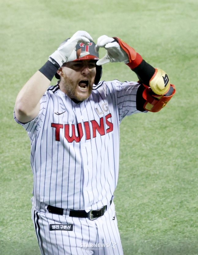 LG 0.5G 차 단독 1위 사수! 오스틴 쐐기 투런 'ERA 0점대' 필승조 무너트렸다... SSG에 6-4 승리 [잠실 현장리뷰] | 스타뉴스