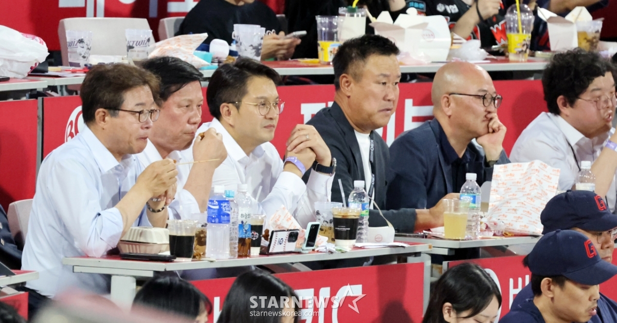 [포토]'염태영, 전용기 국회의원과 함께 KT-롯데전 관전하는' 허구연 KBO총재 | 스타뉴스