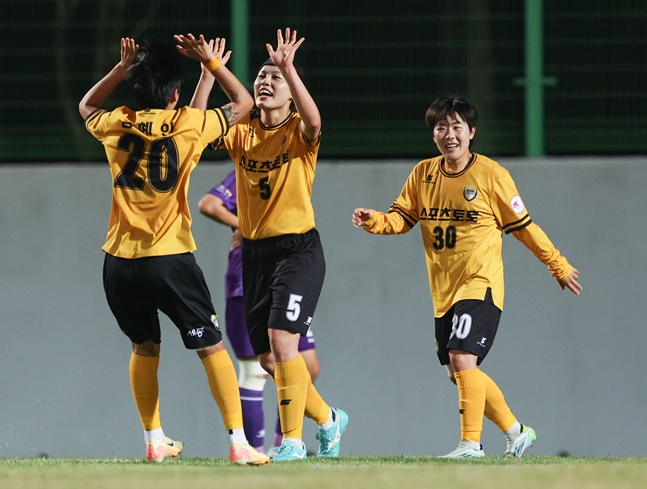 'WK리그 1위' 화천KSPO, 경주한수원에 2-0 완승... 2위 서울시청과 승점 4점 차로 벌려 - 스타뉴스