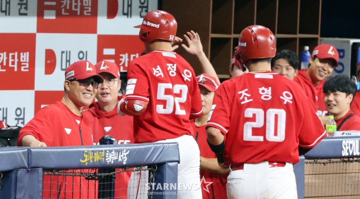 [포토]11회초 균형깬 SSG 9번타자 | 스타뉴스