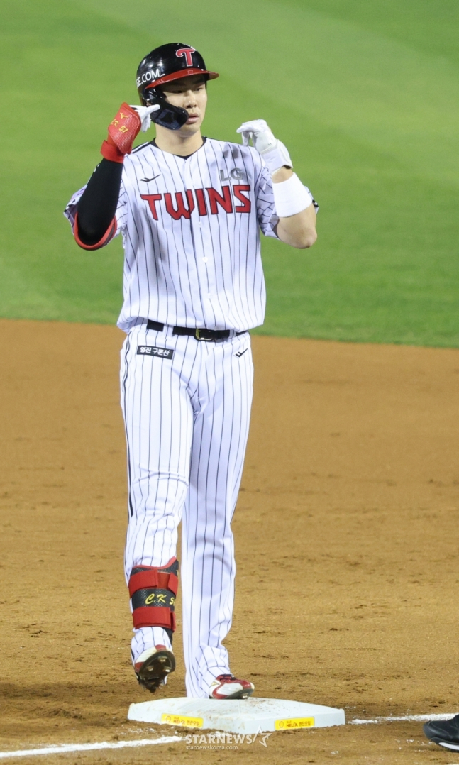 KBO 출루왕 시즌 아웃에도 볼넷·출루율 1위라니... 염경엽 감독 역발상, LG를 바꿨다 [잠실 현장] | 스타뉴스