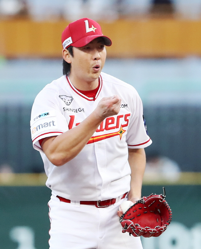 '지쳐가는 불펜' 살릴 구세주, SSG 문승원 27일(오늘) 한화전 전격 복귀... 상위권 도약 키플레이어가 된다 | 스타뉴스