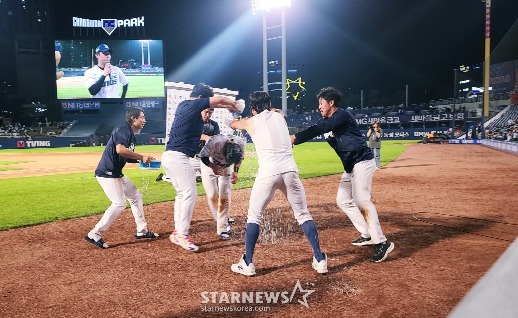 '롯데→NC' FA 보상선수, 4회 갑자기 교체→8회 영웅 등극... 왜 2군 코치들부터 찾았나 | 스타뉴스