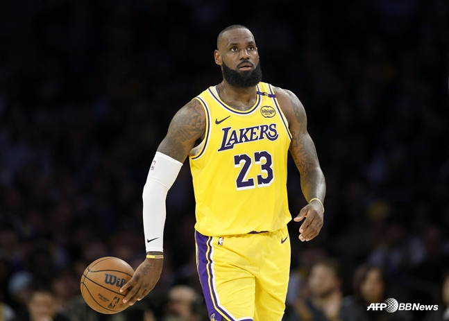 'NBA 79년 역사 최초' 르브론, 무려 23번째 시즌 뛴다 "레이커스 행보 주시한다" | 스타뉴스