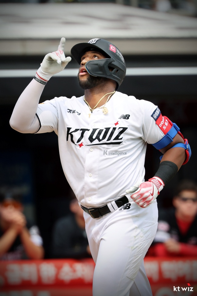 7년 만에 2군 강등 '충격 요법' 확실했다! KT 로하스, KBO 외인 최다 홈런 공동 1위 '우뚝' | 스타뉴스