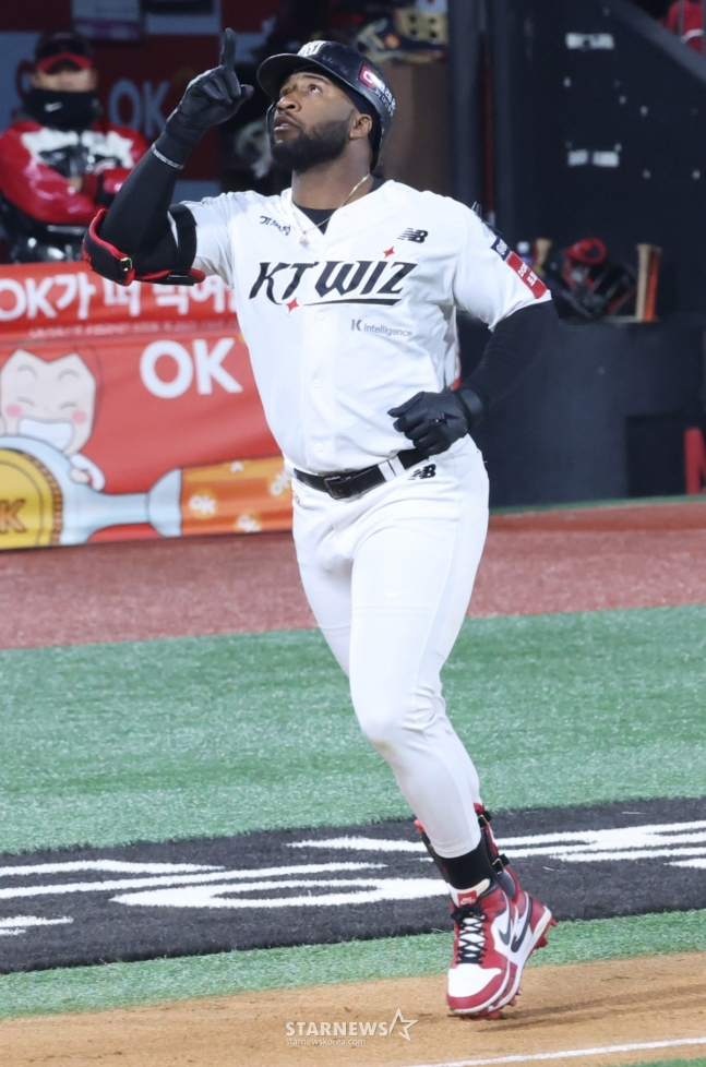 "장타자 더 필요한데..." 아쉬움 많던 대체 외인, KBO 홈런 역사 바꿨다 '감격의 175홈런' 어떻게 이뤄졌나 | 스타뉴스