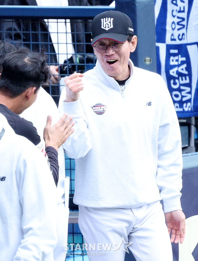KT 이강철 감독, KBO 역대 14번째 500승 사령탑 눈앞... 1승만 더하면 최고령 기록도 세운다 | 스타뉴스