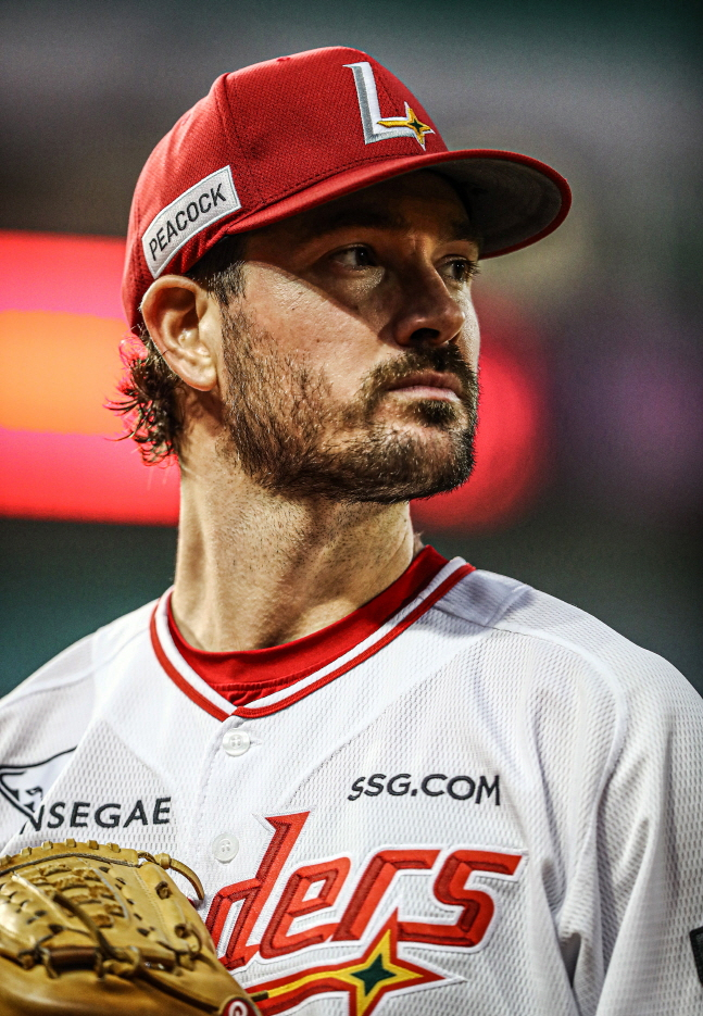 '폰세 게 섯거라' SSG 앤더슨, 1점대 ERA 진입 'KBO 단 둘 뿐'... '타격 9위' 랜더스 이끄는 힘 | 스타뉴스