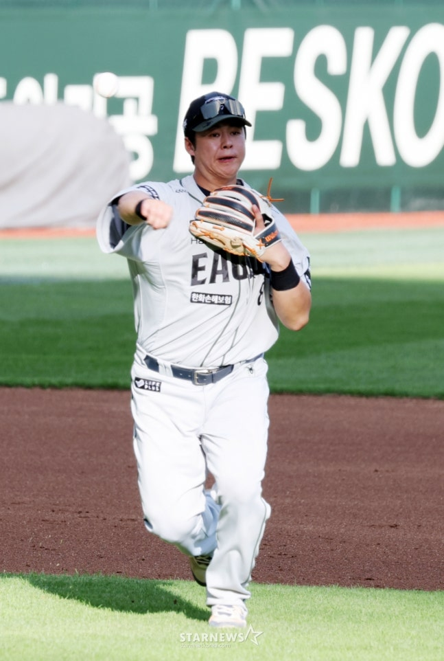 'KBO 유일 700 수비이닝 돌파' 노시환 고생, 김경문 감독도 안다 "딴 선수였으면 DH 하겠다고 했을 텐데" [고척 현장] | 스타뉴스