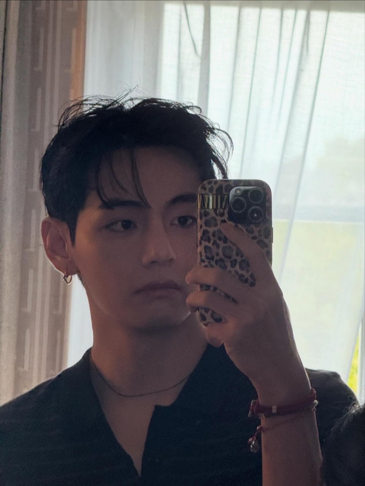 BTS V、LVMH会長の歓迎から“VOGUE WORLD”アンナ・ウィンター招待まで…セリーヌのファッションショーを華やかに彩る | ファッション | K-HALLYUNEWS