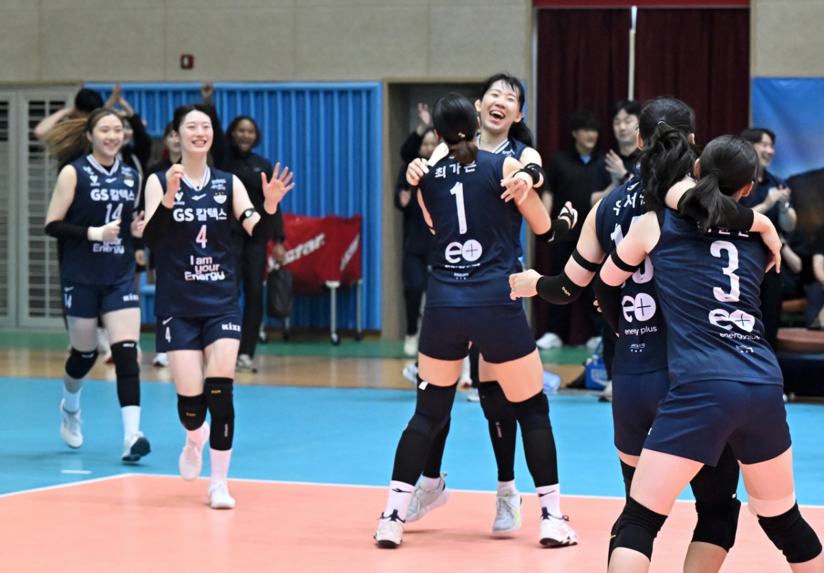 GS칼텍스, 프로배구 퓨처스 챔프전 전승 우승... IBK기업은행에 풀세트 승리 | 스타뉴스