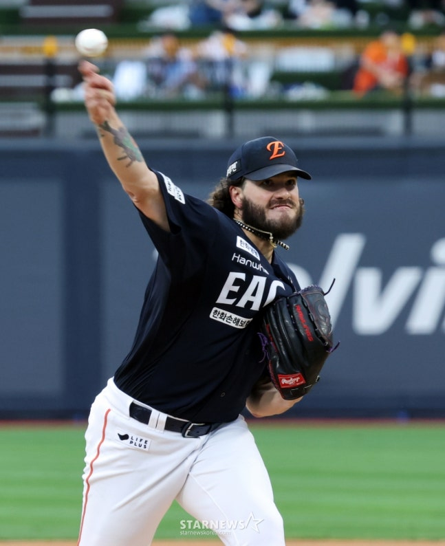 '개막 12연승 폰세+채은성 3타점 폭발' 패배 잊은 1위 한화, 파죽의 7연승... KT에 5-0 승리 [수원 현장리뷰] | 스타뉴스